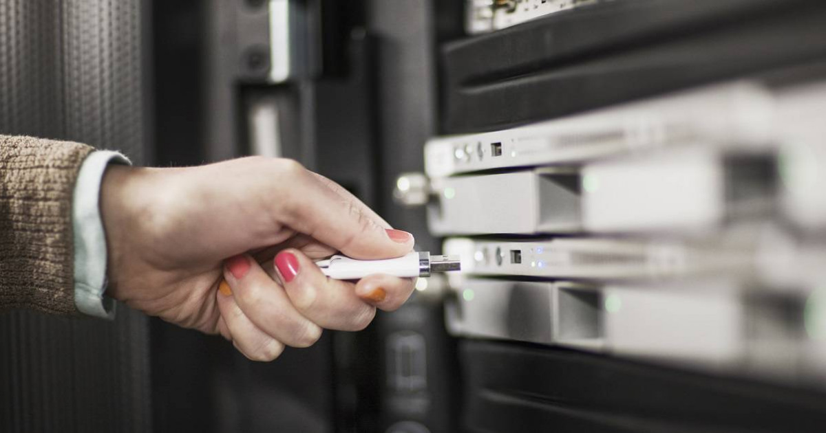 The Cybersecurity Dangers of USB Flash Drives | The Connectivity Center